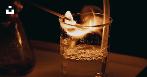 음료가 든 유리 사진 Unsplash의 무료 과학 이미지