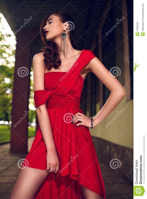 魅力美好的性感的时髦的深色的白种人少妇模型特写镜头画象与明亮的构成的，与红色黑暗的嘴唇， 库存图片 图片 包括有 女性 豪华 37233427