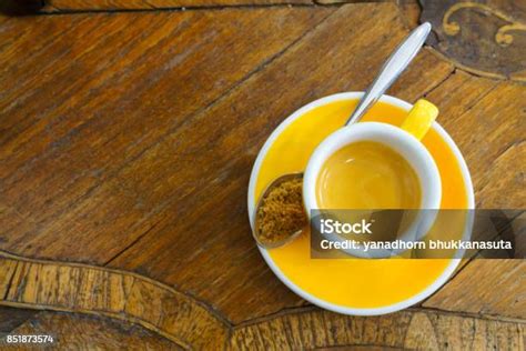 Ristretto 또는 에스프레소 커피 오래 된 나무 테이블에 갈색 설탕의 숟가락으로 노란 컵에 총 텍스트에 대 한 공간을 복사