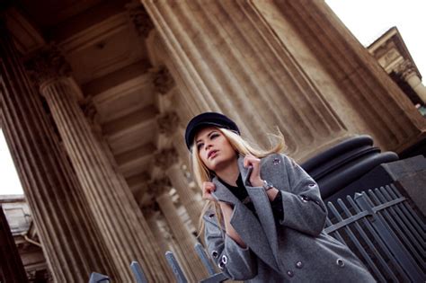 가 세련 된 모자와 회색 코트에 여자 엉덩이 젊고 매력적인 금발 커피와 도시 주변 산책 가을에 대한 스톡 사진 및 기타 이미지 가을 거리 검은색 Istock