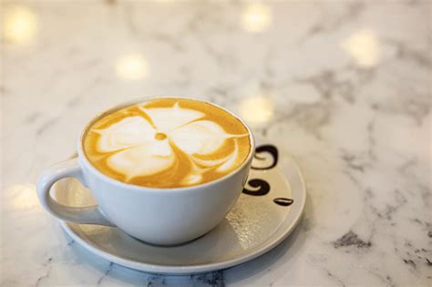 복사 공간이 있는 대리석 테이블에 흰색 컵에 담긴 라떼 아트 커피 검은색에 대한 스톡 사진 및 기타 이미지 검은색 기포 음료 꼭대기 Istock