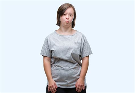 재미 있은 얼굴 뺨 피 격리 된 배경 위에 다운 증후군 젊은 성인 여자 입 어 미친 식으로 팽창 가득 찬에 대한 스톡 사진 및 기타 이미지 Istock