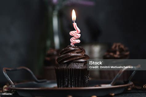 검은 테이블에 초콜릿 모양의 크림이 있는 머핀이나 컵케이크 몇 개 초콜릿 케이크에 축제 촛불 화상 0명에 대한 스톡 사진 및 기타 이미지 Istock