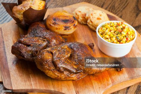 치킨 로스트 바베큐 피크닉 바베큐 테이블 확산 쇠고기 양배추 닭고기 돼지 갈비 쇠고기 갈비 맥 앤 치즈 콜레슬로 맥주 고전적인