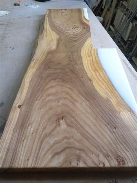 Столешница из слэба карагача с заливкой смолой