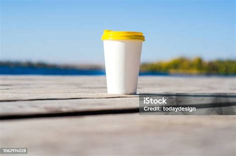호수의 해 안에 보드에 노란색 플라스틱 뚜껑 화이트 종이 컵 스탠드 0명에 대한 스톡 사진 및 기타 이미지 0명 공란 그리스 Istock