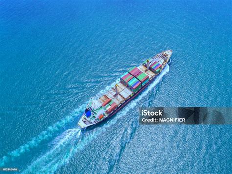 컨테이너 가져오기 내보내기 및 비즈니스 물류 배입니다 크레인 무역 포트 선박 항구 화물 여 공중 볼 수 있습니다 물 수송입니다 Internationalshell