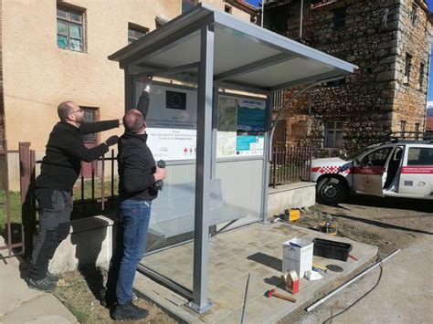 Поставени се три современи настрешници за автобуски стојалишта во селата Велмеј Лешани и Злести