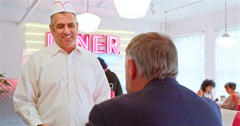 흰색 버튼 다운 셔츠와 종이 모자를 쓴 남자가 1950년대 스타일의 식당에서 고객과 이야기하는 어깨 너머로 찍은 사진 20 24세에 대한 스톡 사진 및 기타 이미지 Istock