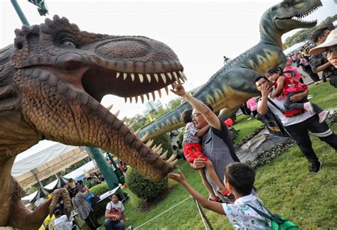 ประมวลภาพ “วันเด็กแห่งชาติ” ทำเนียบสนุกสนาน จัดแสดงไดโนเสาร์ ถ้ำหลวงฯ จำลอง พร้อมกิจกรรมมากมาย