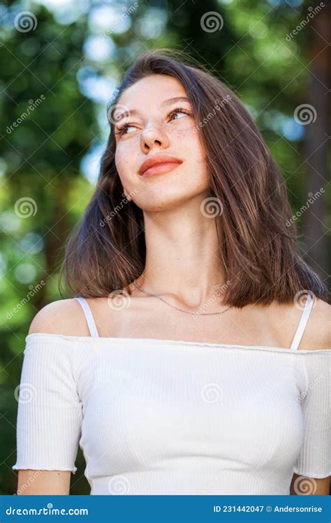 Jeune Belle Brune Fille Avec Des Taches Sur Son Visage Image Stock