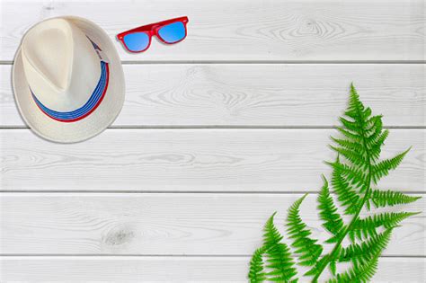 해변 여름 액세서리 세트 밀 짚 모자 패션 선글라스 텍스트에 대 한 공간이 흰색 나무 바탕에 녹색 잎 복사 공간 최고 볼 수 있습니다 0명에 대한 스톡 사진 및 기타 이미지