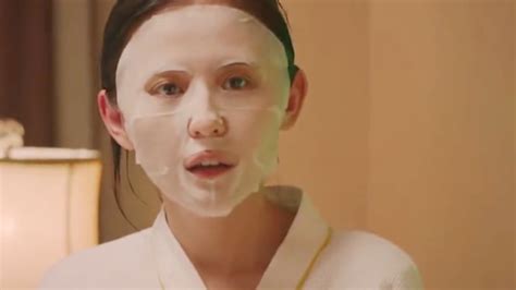 小夫妻住宾馆浪漫一下，不料遇到警察查房，结局尴尬了《青春之城》腾讯新闻