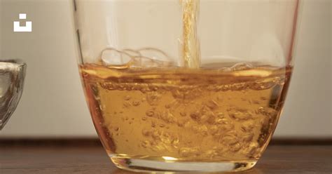 유리 컵에 차를 붓는 사람 사진 Unsplash의 무료 홍차 이미지