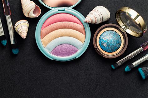 아이 섀도우 팔레트와 메이크업 브러쉬 홍당무와 어두운 배경에 무지개 빛깔의 장식 0명에 대한 스톡 사진 및 기타 이미지 0명 Film Festival 개인 장식품