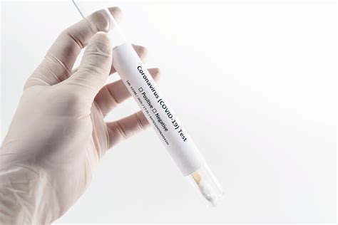 Doctoru2019s 손 코로나 바이러스에 감염 된 인간의 생물학적 물질 또는 Dna와 테스트 튜브를 들고 흰색 배경 격리