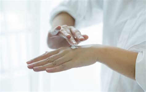 Цей лайфхак допоможе ефективно зволожити шкіру рук Читайте на Ukr Net