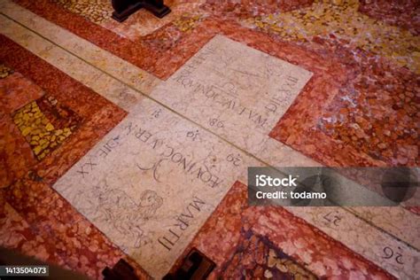 볼로냐의 산 페트로니오 대성당의 건축 세부 사항과 스테인드 글라스 바실리카에 대한 스톡 사진 및 기타 이미지 바실리카 해시계 0명 Istock