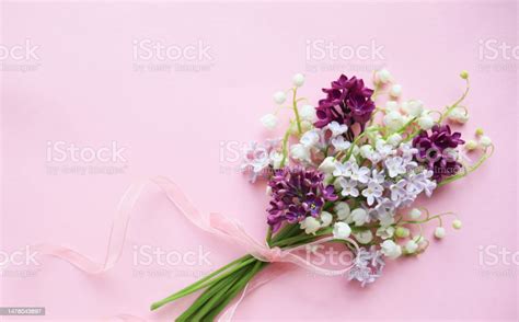 계곡의 백합의 작은 꽃다발과 텍스트를위한 공간이있는 흰색 공백 0명에 대한 스톡 사진 및 기타 이미지 0명 3월 개념 Istock