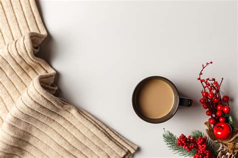 추상적인 가을 구성 다채로운 배경 이미지 가을 겨울 개념 맨 위 보기입니다 플랫 레이 공간을 복사합니다 격자 무늬 말린 잎 흰색 배경에 커피 한 잔 추수 감사절 개념 가을에