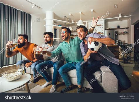 친구 Tv 30982개가 넘는 로열티 프리 라이선스 대상 스톡 사진 Shutterstock