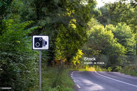 수직 교통 표지판 유익한 레이더 도로 안전 과속에 대한 교통 처벌에 의해 제어되는 속도 제한이있는 도로의 스트레칭을 나타냅니다 교통 사고 0명에 대한 스톡 사진 및 기타