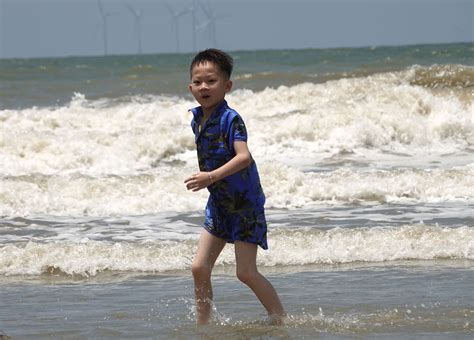 Деца се забавляват на плажа през лятната ваканция