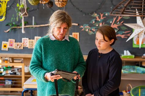 디지털 태블릿을 사용하여 교실에서 남성 초등학생과 여성 교사 개인 지도 교사에 대한 스톡 사진 및 기타 이미지 개인 지도 교사 10 11세 2명 Istock