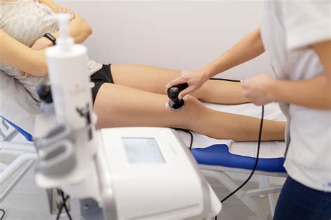 테카 치료로 환자를 치료하는 물리 치료사 초음파에 대한 스톡 사진 및 기타 이미지 초음파 물리치료 대체 요법 Istock