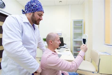Tratamiento De La Calvicie Sufrimiento Paciente De La P Rdida De Pelo En Consulta Con Un Doctor