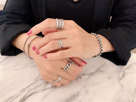 Noroogool 세 면에 각인이 가능한 반지입니다 정말 멋있는 반지 하이퀄리티 각인으로 더 고급스럽습니다 성경문구를 새기는 분들도 많고 남자분들 주문 많은