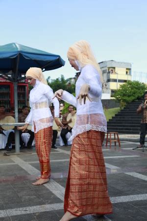 Tari Sawat Kesenian Maluku Yang Sarat Perdamaian Indonesia Kaya