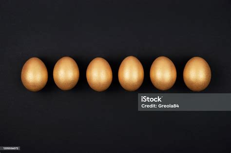 어두운 검은 배경에 행에 황금 색 부활절 달걀 공간을 복사합니다 0명에 대한 스톡 사진 및 기타 이미지 0명 4월 개념 Istock