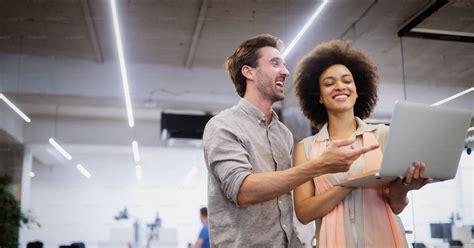 현대 사무실에서 비즈니스 프로젝트를 진행하는 창의적인 사업가 사진 Unsplash의 세르비아 이미지