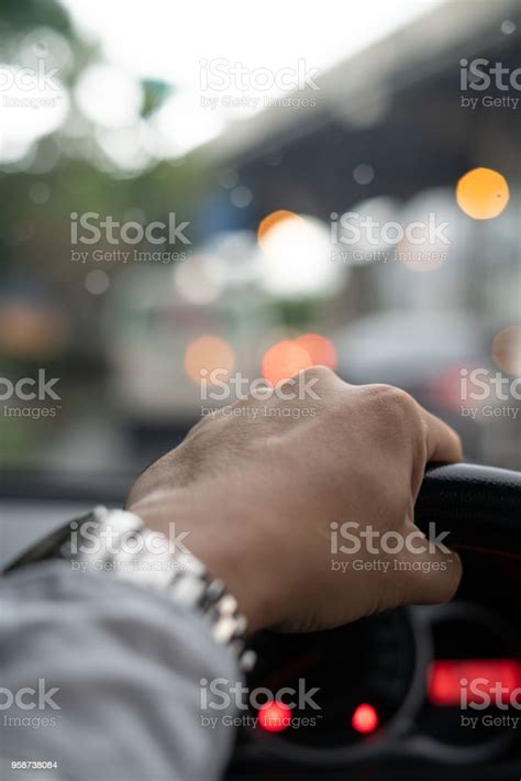 교통 체증 손에서에서도 사람을 배치 해 라 자동차 운전 하는 남자 남자 손 기어 기어 자동 자동 자동 자동차 제어 드라이브 드라이버도에서 제어 의식 시작 집중 집중에 차량