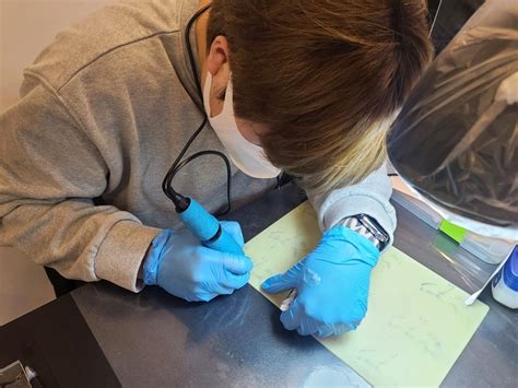 타투스터디부산점 대상자 실습도안 고무판 작업 중인 수강생의 모습😚🔥 타투스터디 강사진들의 작품이