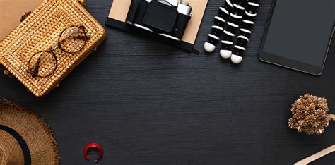 여름 여행 플랫 레이 여행자 액세서리 Sethat 노란색 고리 버들 가방 카메라와 복사 공간 블로거의 검은 나무 테이블에 삼각대 가방에 대한 스톡 사진 및 기타 이미지