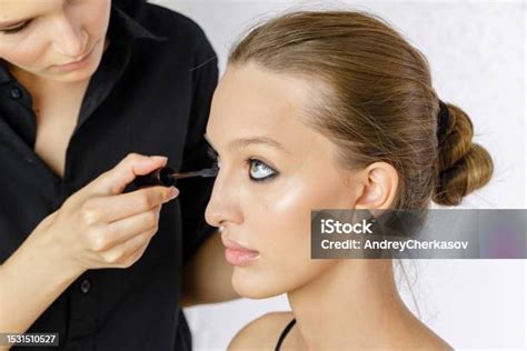 Penata Rias Muda Yang Bercitacita Tinggi Menerapkan Makeup Ke Model Foto Stok Unduh Gambar