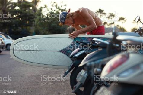 서핑 해변 도로에 잘 생긴 서퍼 왁싱 화이트 서핑 보드 일몰에 모자에 젊은 남자 활동적인 라이프스타일을 위한 워터 스포츠 20 29세에 대한 스톡 사진 및 기타 이미지