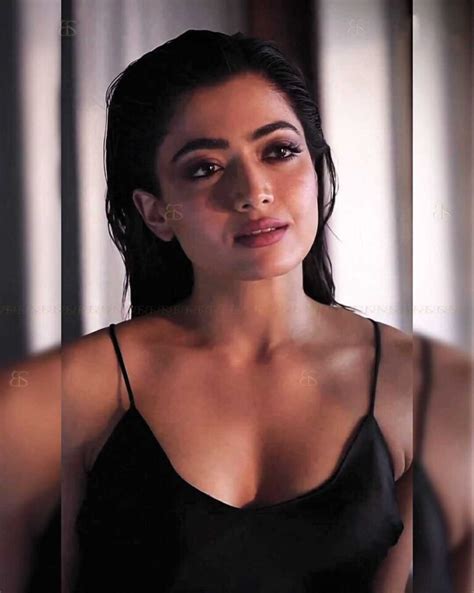 Rashmika Mandanna Cleavage And Thunder Thighs Exposed