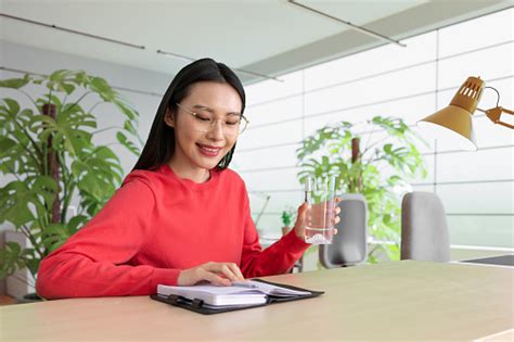 카페에서 레모네이드와 노트북을 들고 있는 아름다운 젊은 여자 가정 생활에 대한 스톡 사진 및 기타 이미지 가정 생활 가정용 장비 개념 Istock