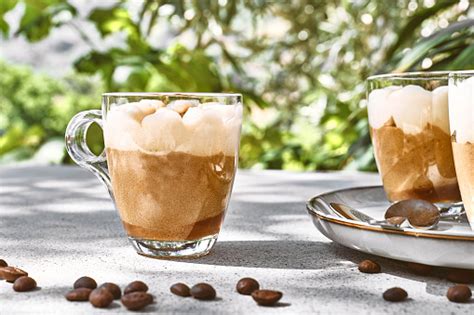 회색 테이블에 유리 컵에 전통적인 이탈리아 디저트 티라미수 국가 요리 조리법 여름 상쾌한 커피 크림 달콤한 무스 요리 0명에 대한 스톡 사진 및 기타 이미지 Istock