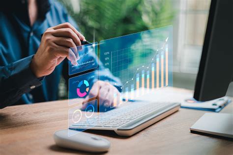 스마트 디지털 마케팅 및 비즈니스 관리 개념 사업가는 데스크톱 작업 마케팅 분석 차트 지속 가능한 개발 및 금융 및 투자 경쟁을 위한 전략 계획을 사용합니다 가상현실에 대한