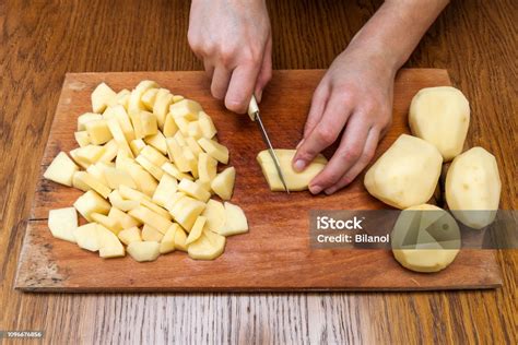 부엌에 나무 보드에 감자를 자르는 칼 커팅 여자의 손 건강 한 식습관과 라이프 스타일 클로즈업에서 볼 강판에 대한 스톡 사진 및 기타 이미지 Istock