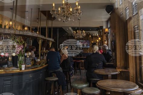 Заведения във Великобритания намаляват работното си време заради високи сметки за енергия Утро