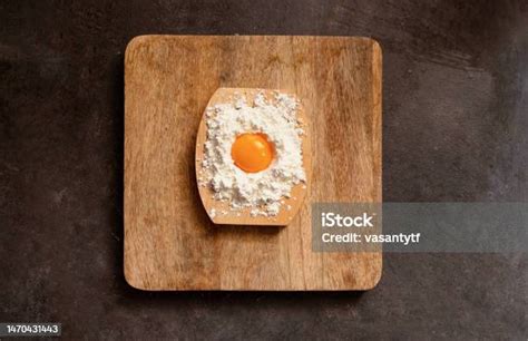 나무 도마에 두 가지 재료 계란과 밀가루의 상위 뷰 생과자를 요리하거나 파스타를 만들기위한 개념 날것에 대한 스톡 사진 및 기타 이미지 Istock