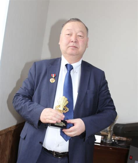 ШУ ны гавъяат зүтгэлтэн доктор профессор С Ичинхорлоогийн нэрэмжит шагналыг гардууллаа