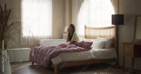 햇빛이 비치는 아침에 일어나 목 스트레칭을 하는 아름다운 여성 Vídeo Do Stock Adobe Stock