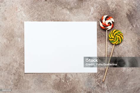 베이지 색 그런지 배경에 빈 카드 모형과 컬러 롤리팝 인사말 카드 또는 생일 초대를 위한 템플릿입니다 상단 보기 플랫 레이 복사 공간 0명에 대한 스톡 사진 및 기타 이미지