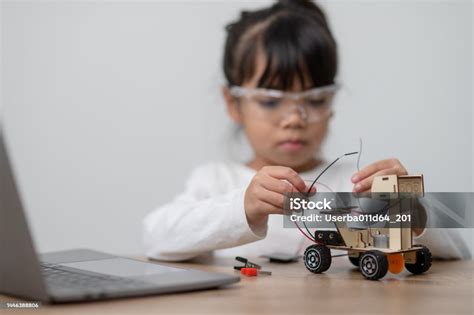아시아 학생들은 집에서 Stem Steam 수학 공학 과학 기술 컴퓨터 코드 아이들을위한 로봇 공학 개념의 로봇 자동차 및 전자